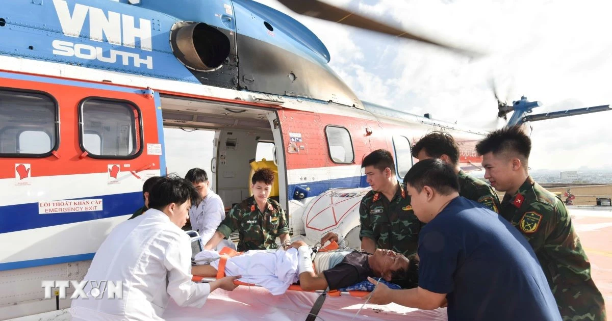 Trực thăng đưa người dân bị tai nạn nguy kịch ở Trường Sa về đất liền ...