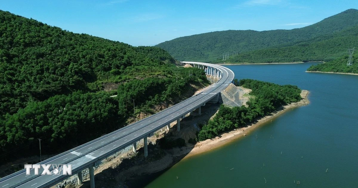 Quảng Trị thông xe toàn tuyến cao tốc Vũng Áng-Bùng | Vietnam+ ...