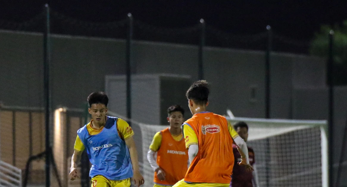 Cận cảnh U23 Việt Nam tập lúc nửa đêm, sẵn sàng bước vào Doha Cup | Vietnam+ (VietnamPlus)