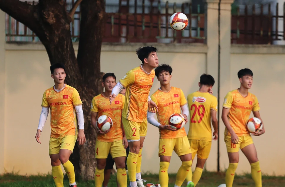 Đội tuyển U22 Việt Nam có buổi tập đầu tiên trên đất Campuchia | Vietnam+ (VietnamPlus)