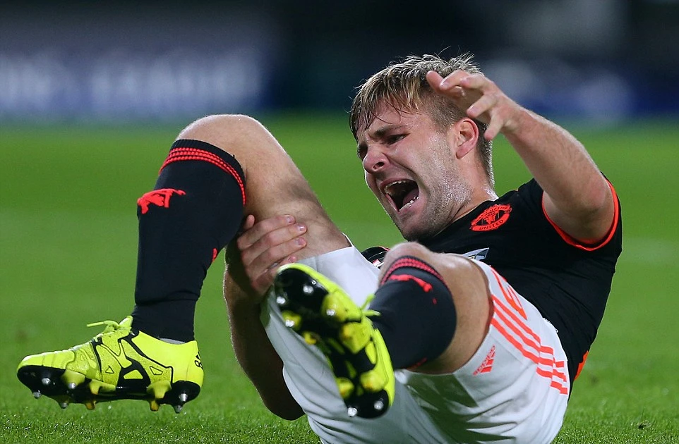 Luke Shaw gãy chân sau pha vào bóng thô bạo của cầu thủ PSV | Vietnam+ ...