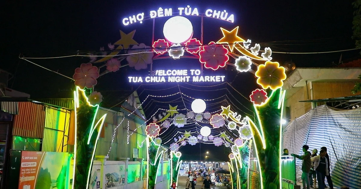 Điện Biên: Đến chợ đêm Tủa Chùa xem người dân livestream bán hàng ...