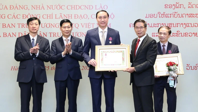 Lào tặng huân chương cho lãnh đạo Ban Dân vận và MTTQ Việt Nam ...