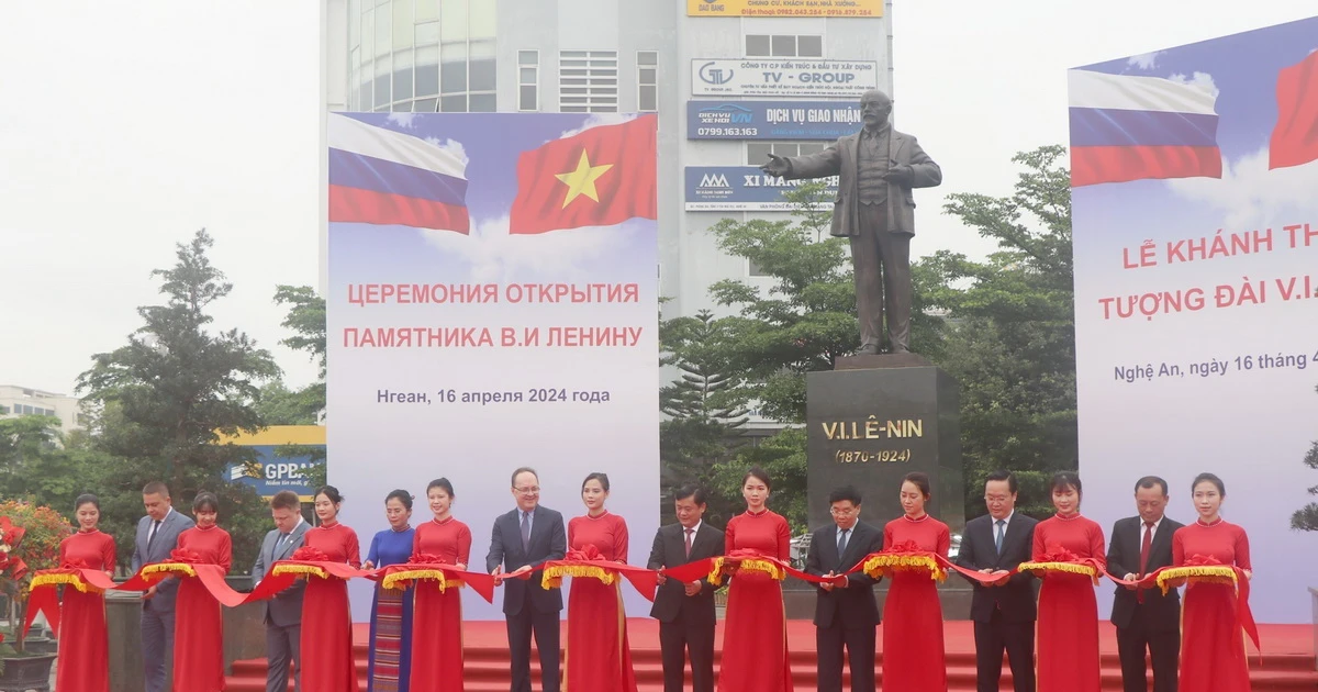 Nghệ An khánh thành tượng đài V.I. Lenin ở trung tâm thành phố Vinh ...