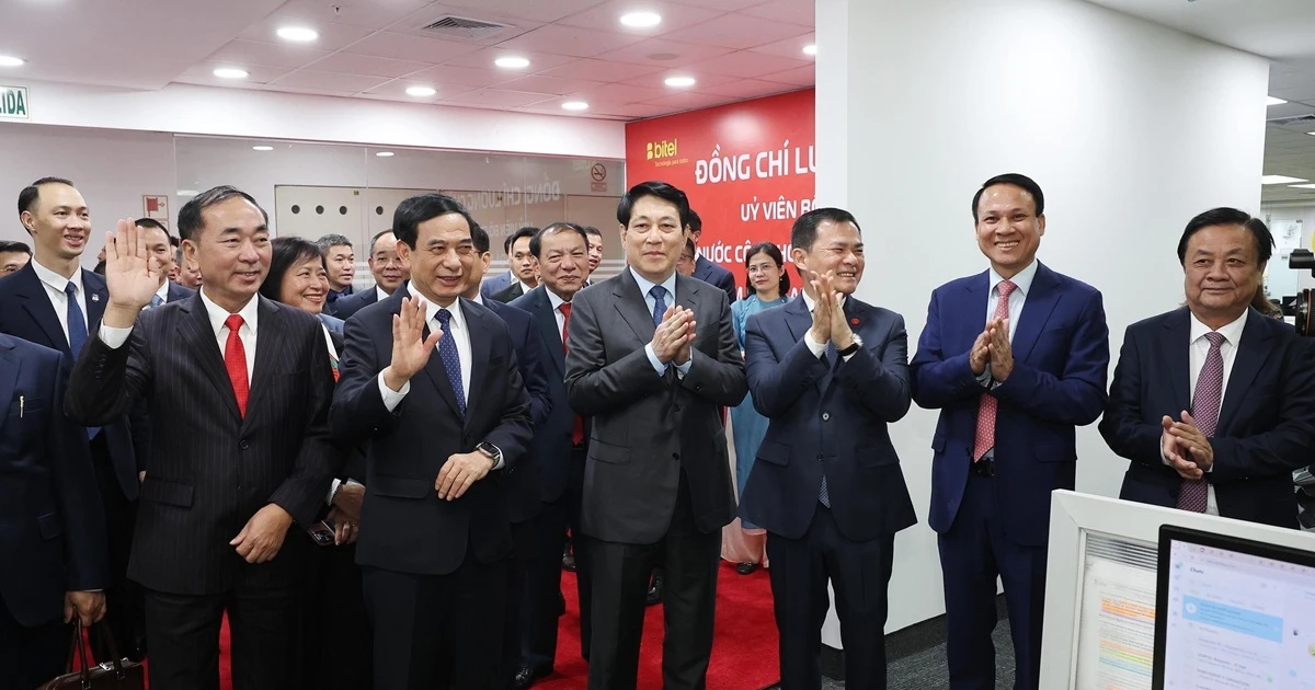 Chủ tịch nước Lương Cường thăm và làm việc với Công ty Viettel Peru | Vietnam+ (VietnamPlus)