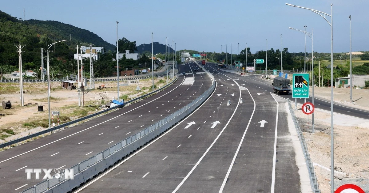 Cao tốc Vân Phong-Nha Trang chưa thông xe đã gặp sự cố mặt đường ...