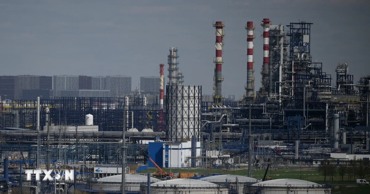 Giá dầu giảm sâu do lo ngại trừng phạt Nga và bất ổn địa chính trị | Vietnam+ (VietnamPlus)