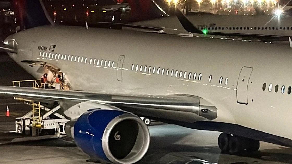 Mỹ: Cầu trượt thoát hiểm rơi khỏi máy bay Boeing chở 183 người ...