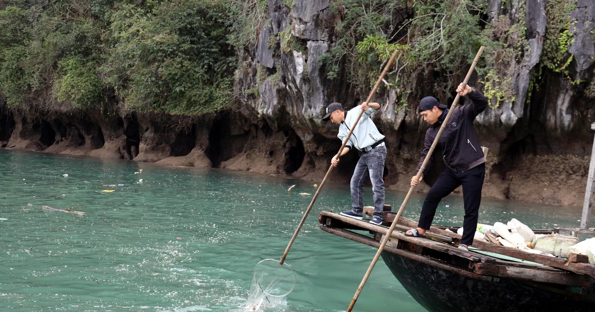 Đẩy mạnh việc thu gom rác, làm sạch môi trường Vịnh Hạ Long | Vietnam+ (VietnamPlus)