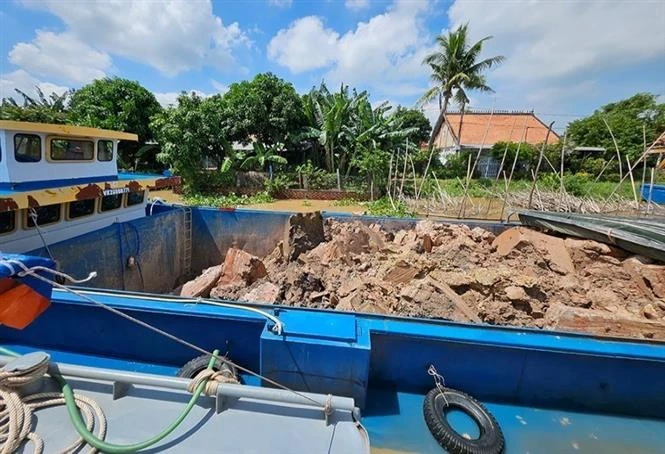 An Giang: Phát hiện 3 sà lan chở hàng trăm m3 đất không rõ nguồn gốc | Vietnam+ (VietnamPlus)