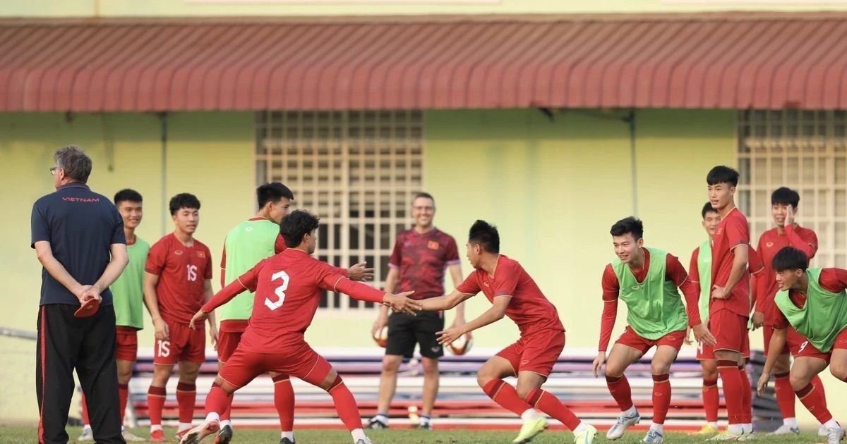 Đội tuyển U22 Việt Nam tập luyện trước trận gặp U22 Singapore | Vietnam+ (VietnamPlus)