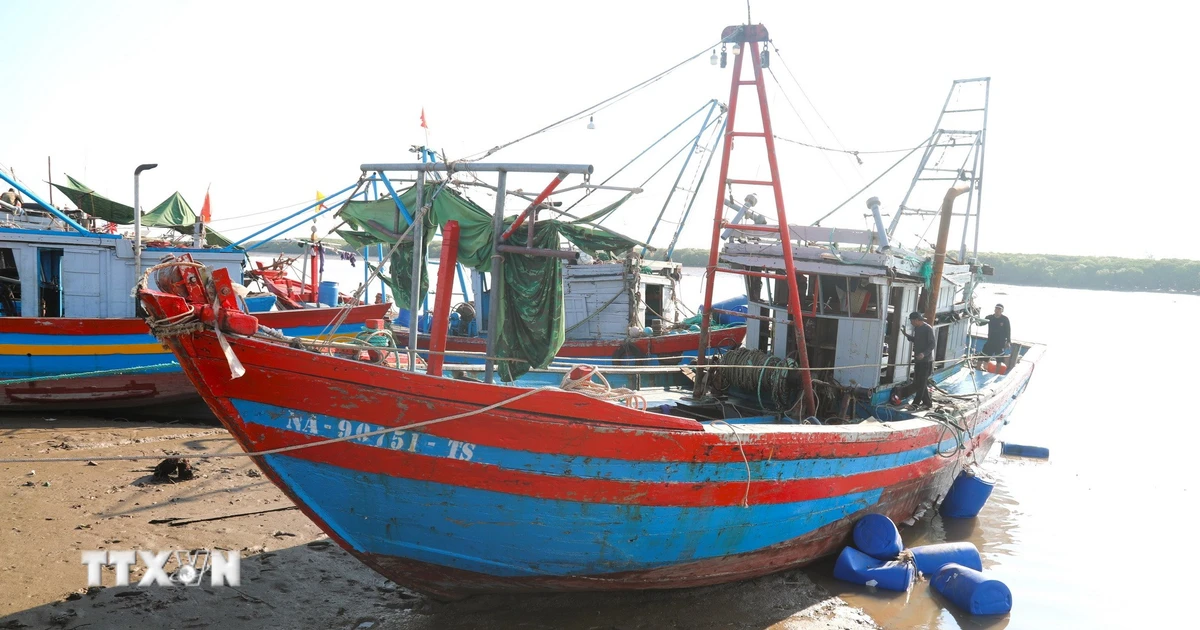 Nghệ An lai dắt tàu cá bị chìm gần cửa biển Lạch Vạn vào bờ an toàn