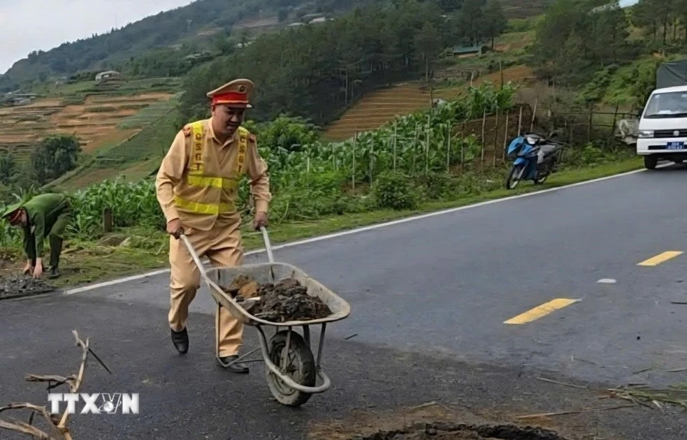 Lào Cai đối mặt với sạt lở và lũ lụt sau mưa lớn | Vietnam+ (VietnamPlus)