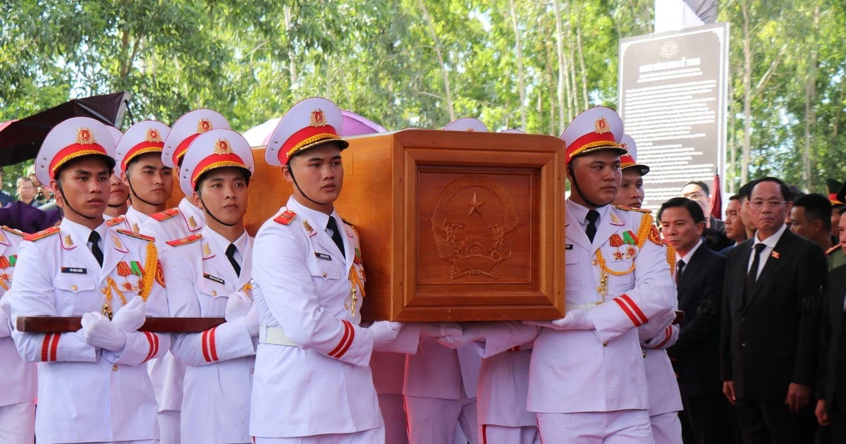 Toàn cảnh Lễ an táng nguyên Chủ tịch nước Trần Đức Lương tại Quảng Ngãi ...