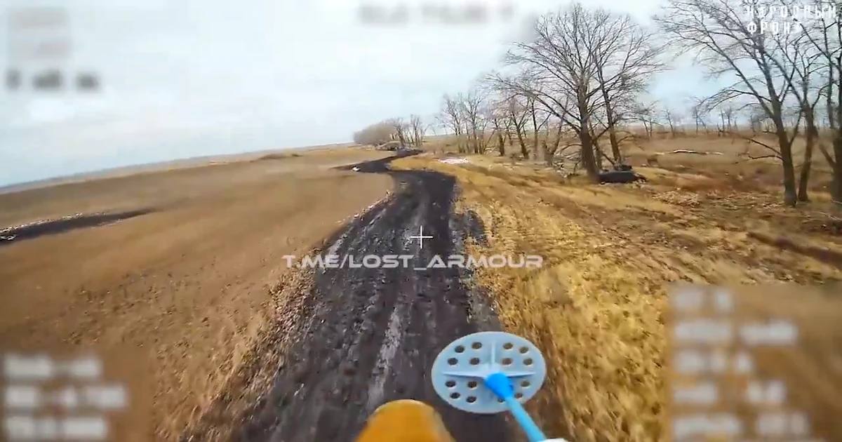 Hai drone FPV Nga "hỏi thăm sức khỏe" đôi xe bọc thép chở lính Ukraine | Vietnam+ (VietnamPlus)