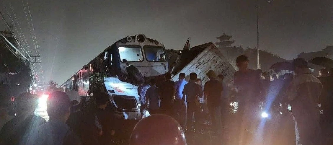 Tai nạn giao thông tàu hỏa và ôtô tải tại Hà Nội gây ùn tắc | Vietnam+ ...