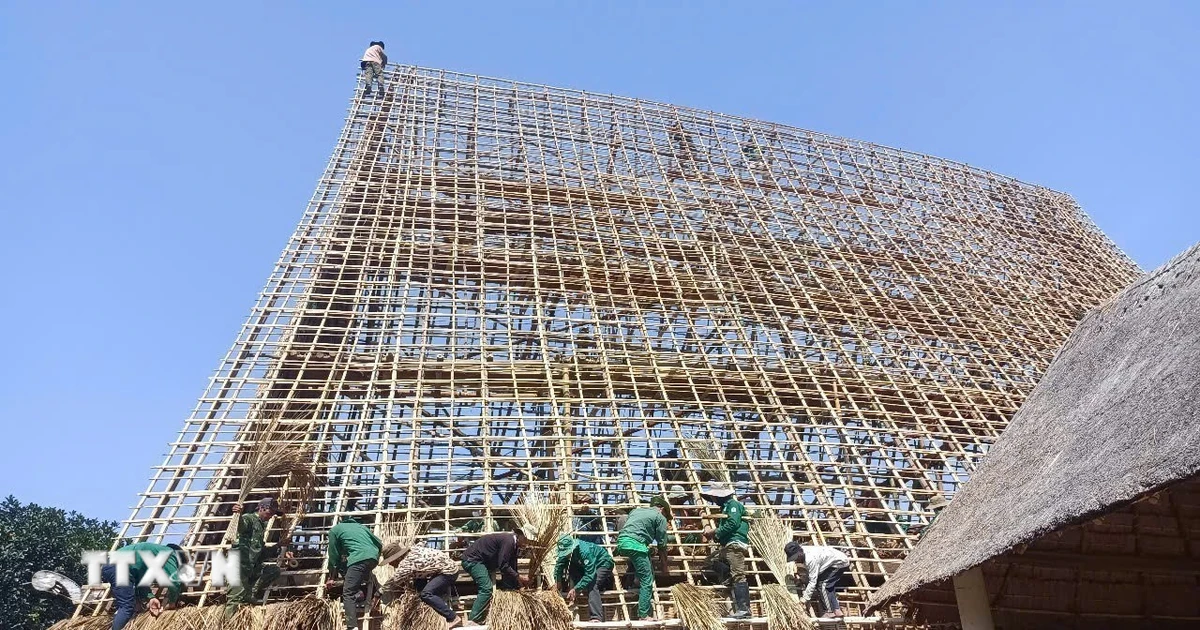 Ngôi nhà Rông lớn nhất Tây Nguyên được thay áo mới | Vietnam+ (VietnamPlus)