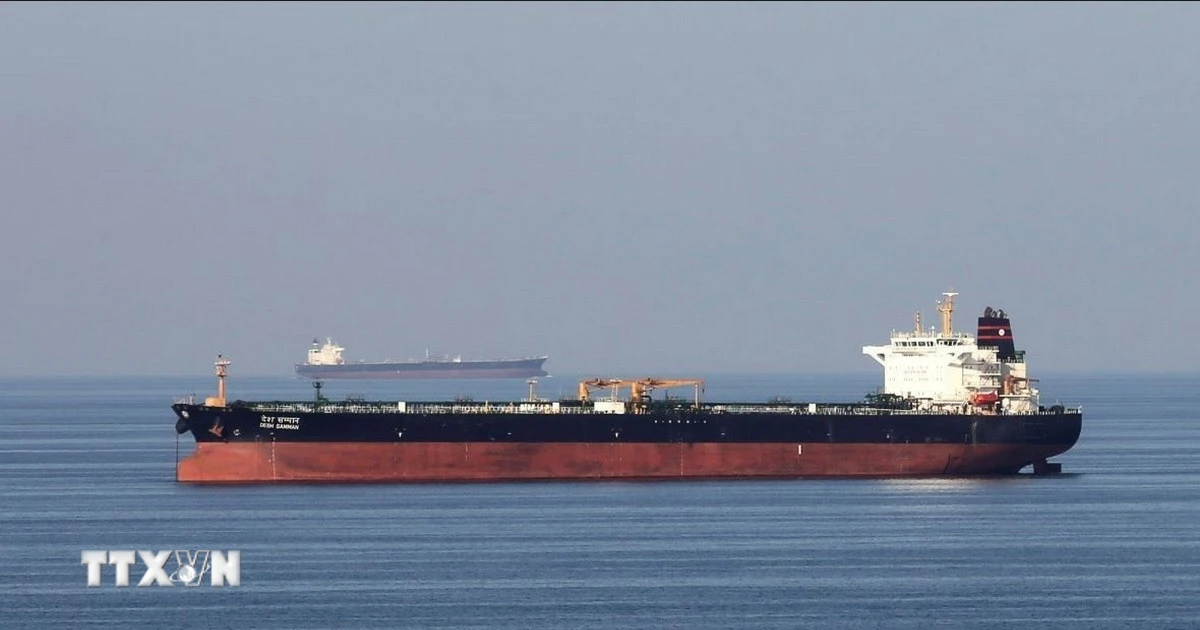 Tàu chở dầu nước ngoài đầu tiên đi qua eo biển Hormuz sau lệnh ngừng bắn