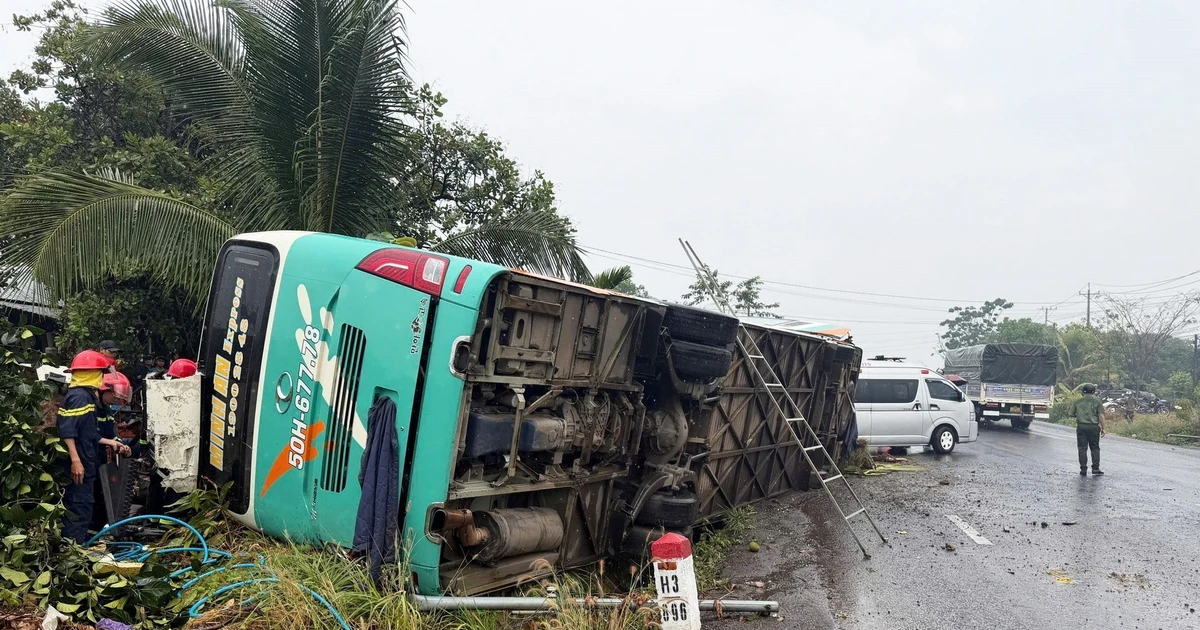 Đồng Nai: Lật xe khách trên Quốc lộ 14, ba người thương vong