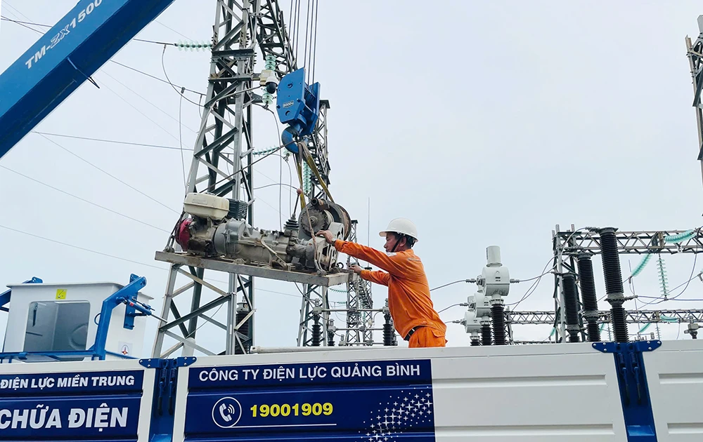 Điện lực miền Trung cử hàng trăm nhân lực hỗ trợ khôi phục lưới điện ...