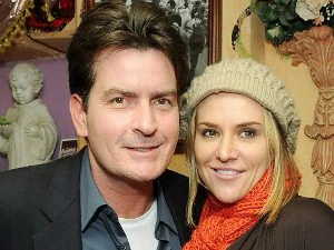Tài tử điện ảnh Charlie Sheen đâm đơn ly dị vợ | Vietnam+ (VietnamPlus)