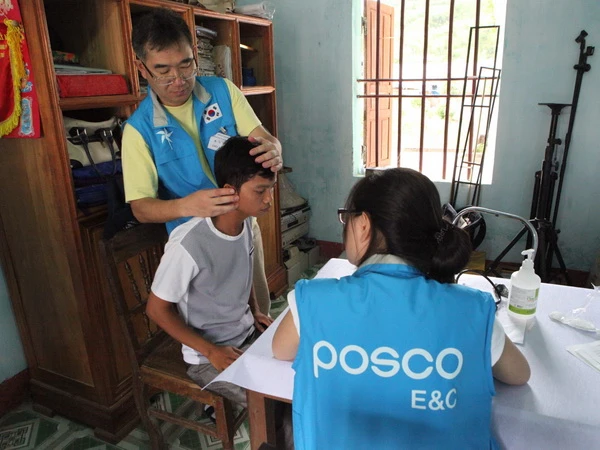 Khám chữa miễn phí cho 1.500 bệnh nhân đục thủy tinh thể Hà Tĩnh | Vietnam+ (VietnamPlus)