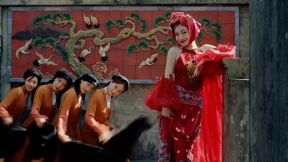 NTK Cao Minh Tiến tiết lộ thiết kế đặc biệt trong “Bắc Bling” của Hòa Minzy | Vietnam+ (VietnamPlus)