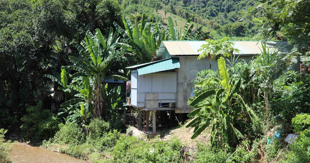 Nghệ An: Nguy cơ sạt lở tại những ngôi nhà nằm cheo leo bên sông, suối ...