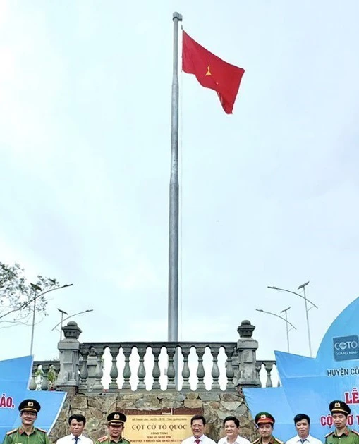 Cột cờ Tổ quốc trên đảo Thanh Lân | Vietnam+ (VietnamPlus)