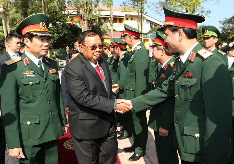 Tổng Bí thư, Chủ tịch nước Lào Bounnhang Vorachith thăm Quân khu 4 | Vietnam+ (VietnamPlus)