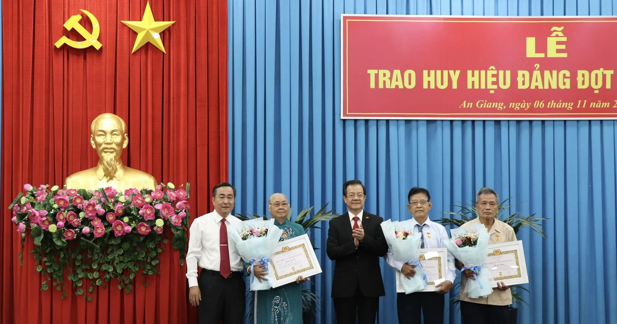 Trao huy hiệu Đảng cho các đảng viên dịp kỷ niệm 107 năm Cách mạng ...