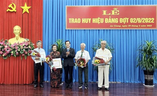 An Giang: Trao huy hiệu Đảng cho 22 đảng viên cao niên dịp 2/9 ...