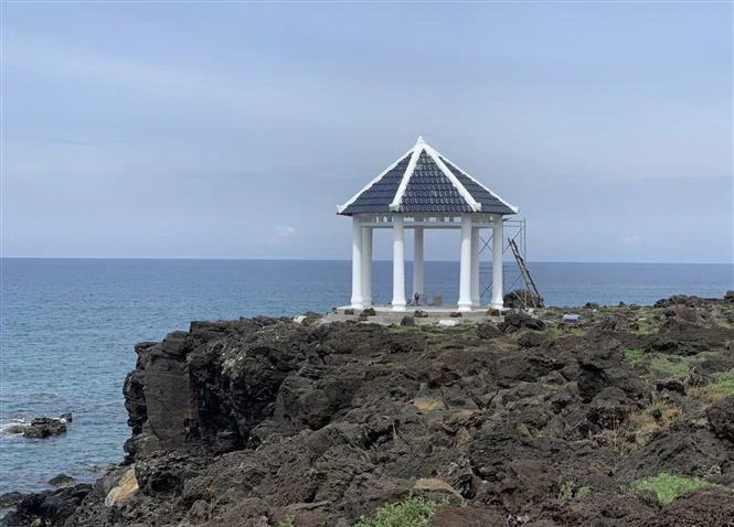 Tháo dỡ điểm dừng chân du lịch trên 'Cánh đồng dung nham' ở Quảng Ngãi ...