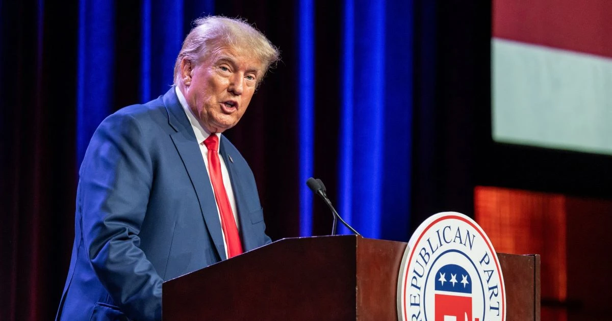 Người đàn ông mang súng đã lên đạn vào cuộc vận động tranh cử của ông ...