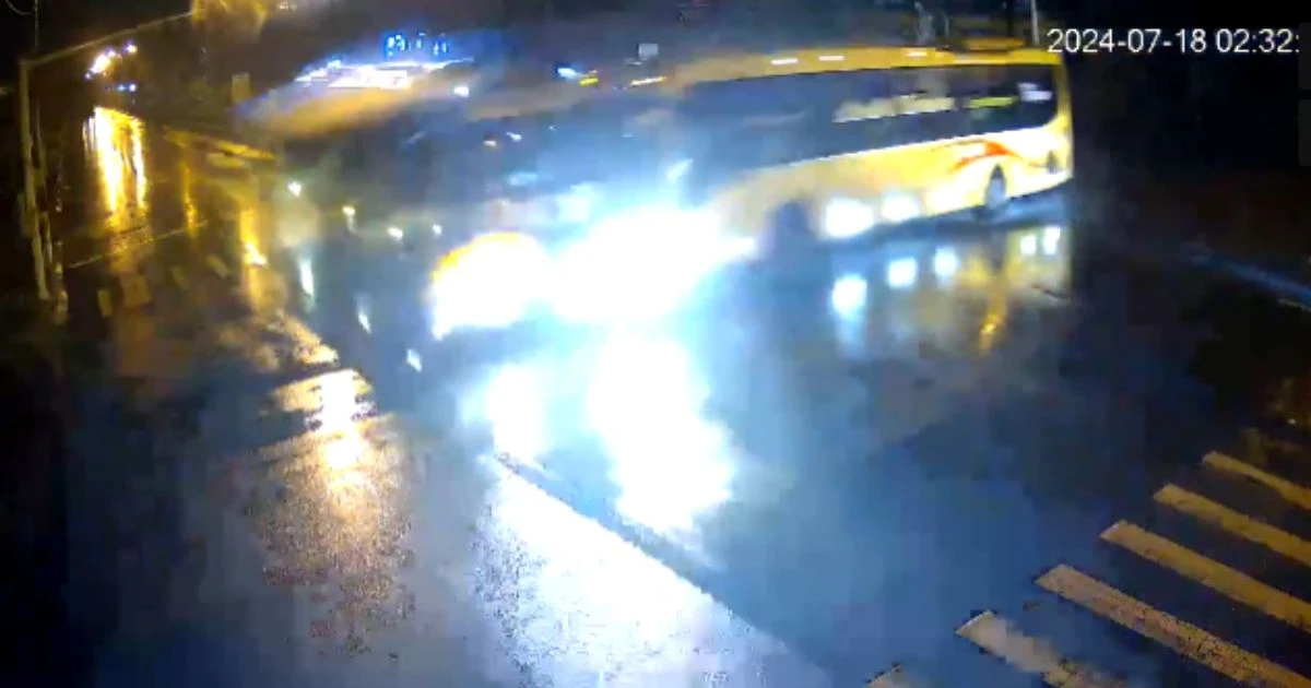 Kinh hoàng cảnh xe khách lao thẳng vào ôtô tải giữa ngã tư ở Hà Tĩnh | Vietnam+ (VietnamPlus)