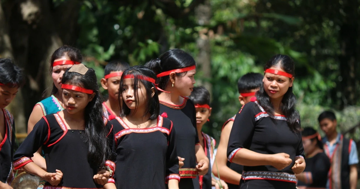 Kon Tum: Gìn giữ văn hóa dệt thổ cẩm của đồng bào Bahnar | Vietnam+ ...