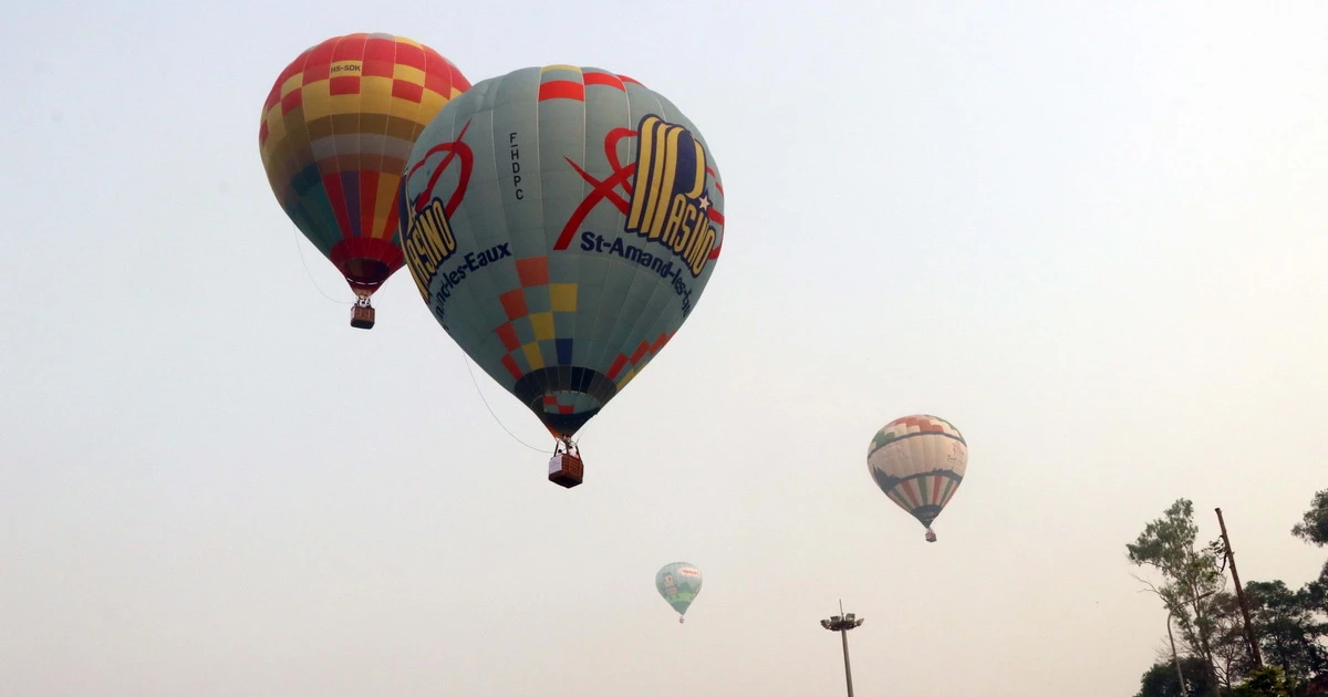 Lễ hội khinh khí cầu quốc tế Tuyên Quang thu hút hàng nghìn người tham ...