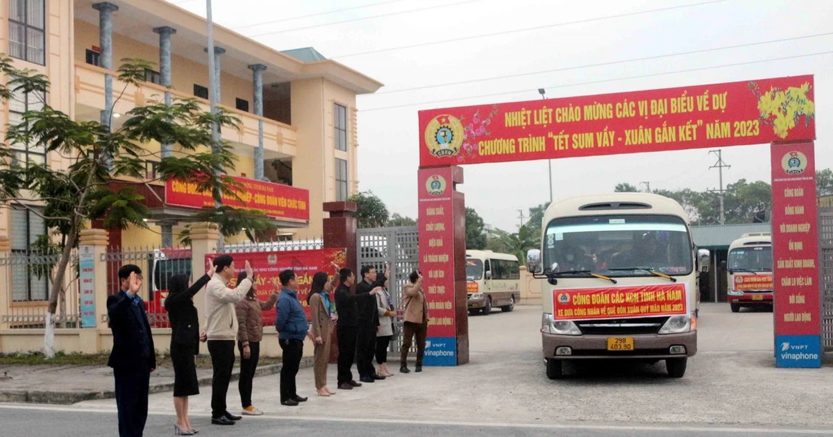 Ấm áp những chuyến xe miễn phí đưa công nhân về quê ăn Tết | Vietnam+ ...