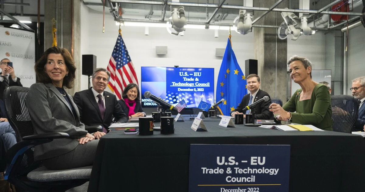 Mỹ, EU cam kết hợp tác giải quyết quan ngại về Đạo luật Giảm lạm phát | Vietnam+ (VietnamPlus)