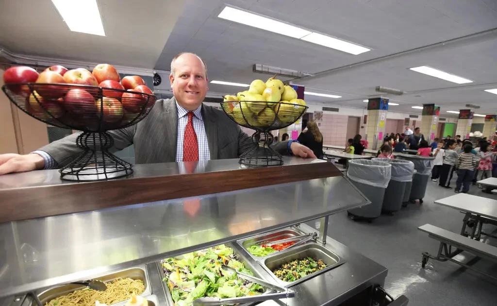 Cựu quan chức Mỹ bị buộc tội nhận hối lộ để đưa gà bẩn vào trường học ...