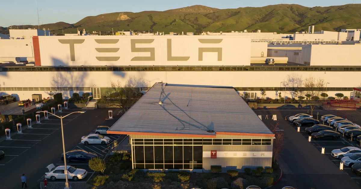 Hãng xe điện Tesla bị kiện về hành vi phân biệt chủng tộc | Vietnam+ ...