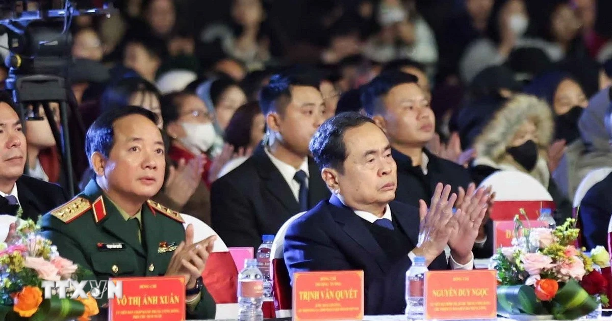 Chủ tịch Quốc hội dự chương trình nghệ thuật '95 năm - Ánh sáng soi đường' | Vietnam+ (VietnamPlus)