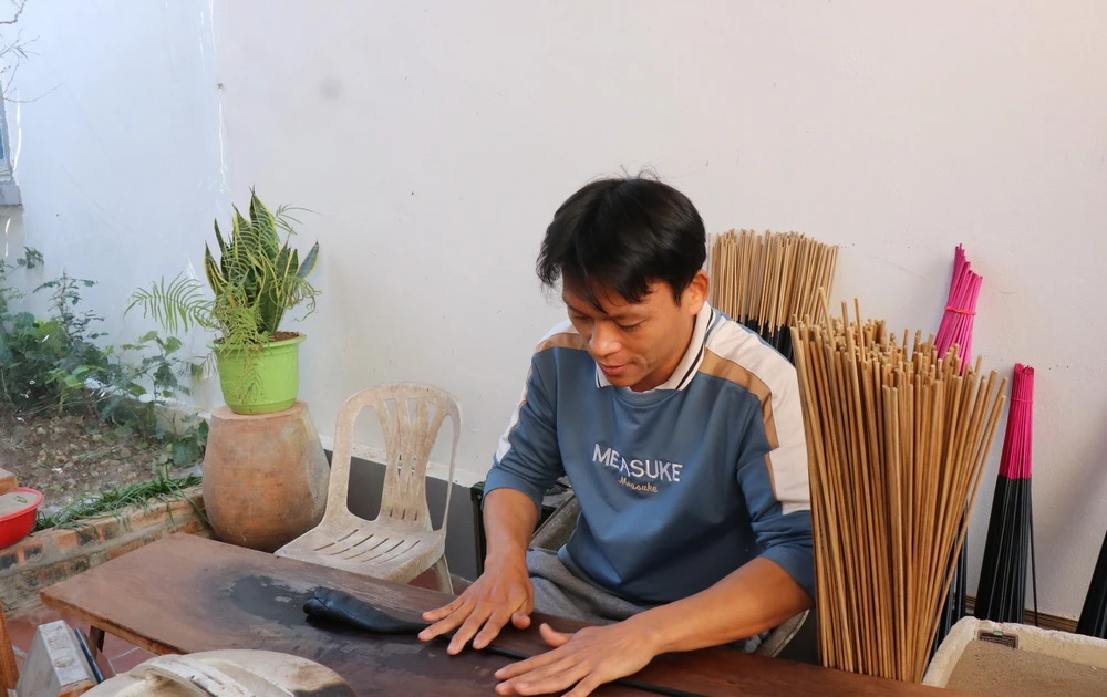 "Giữ lửa" cho nghề làm hương đen gia truyền của làng Chóa | Vietnam+ ...