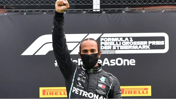 Tay đua Lewis Hamilton và hành động đặc biệt trên bục nhận thưởng ...