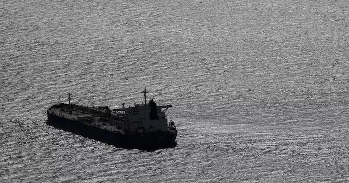 Pháp bắt giữ tàu dầu nghi thuộc “hạm đội bóng tối” của Nga | Vietnam+ ...