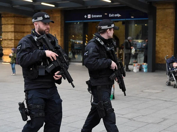 Anh phong tỏa gần nhà ga Kings Cross vì bưu kiện khả nghi | Vietnam+ ...