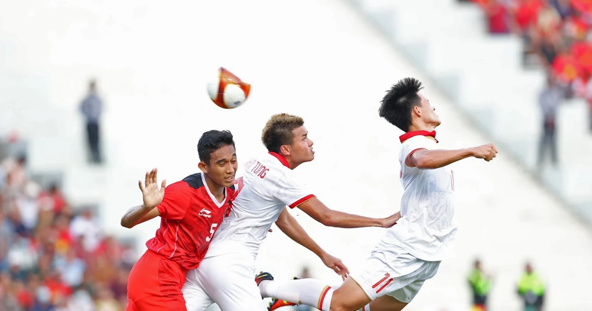 Khoảnh khắc Nguyễn Văn Tùng đánh đầu tung lưới U22 Indonesia | Vietnam+ (VietnamPlus)