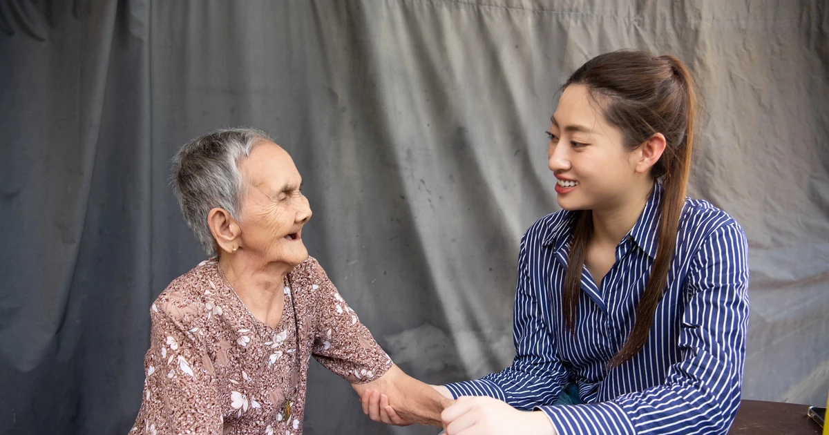 Hoa hậu Lương Thùy Linh tri ân các bà mẹ Việt Nam anh hùng nhân ngày 8/ ...