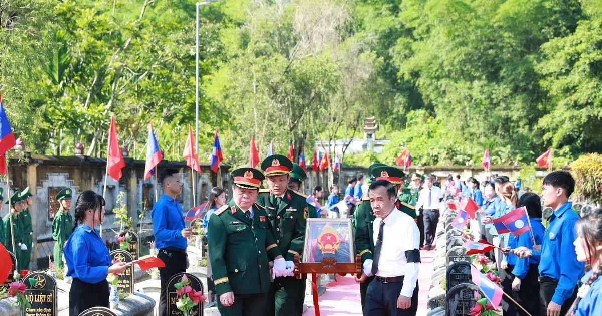 An táng 19 hài cốt liệt sỹ quân tình nguyện, chuyên gia Việt Nam hy ...