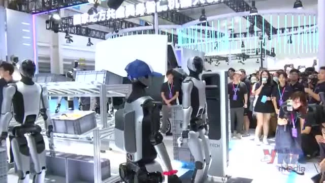 Walker S2 - Robot Người Đặc Biệt Tại Hội Nghị Thế Giới 2025 | Vietnam+ (VietnamPlus)